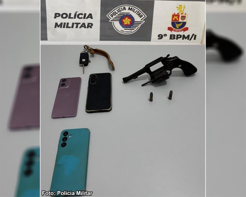 Ao ver viatura, indivíduo esconde revólver no interior de carro e acaba ...